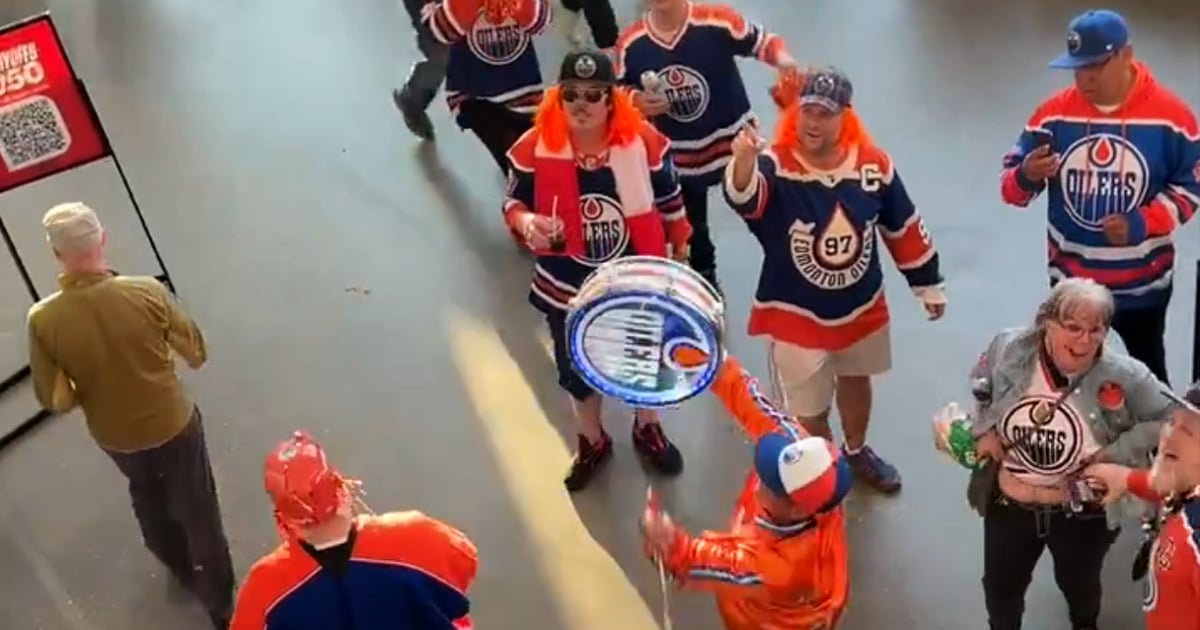 A second Oilers fan flashes the crowd at Rogers place! - HockeyFeed