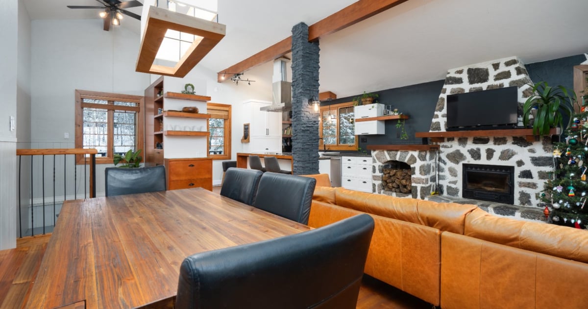 Laissez-vous charmer par cette demeure à l'ambiance chaleureuse offrant ...