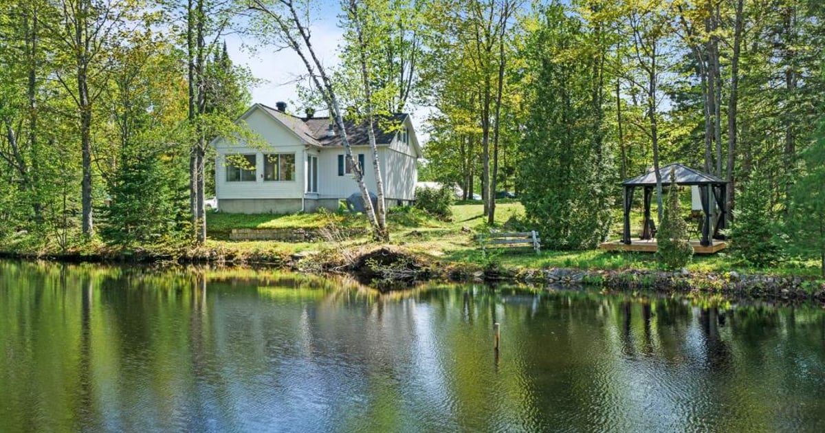 Paisible chalet 4 saisons à vendre pour 130 000$ avec de multiples inclusions - Les Maisons