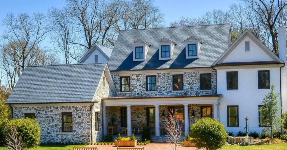 Cette élégante farmhouse combine harmonieusement différents matériaux ...