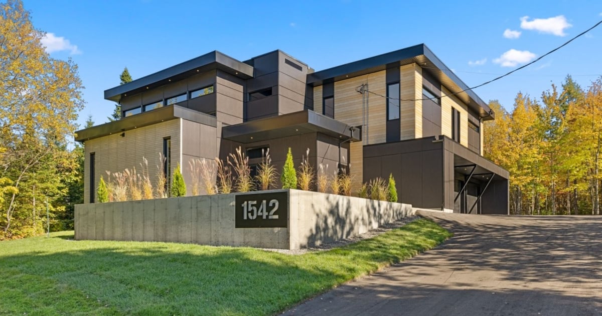 Moderne, épurée et sise sur un terrain de 61 559 pi² - Les Maisons