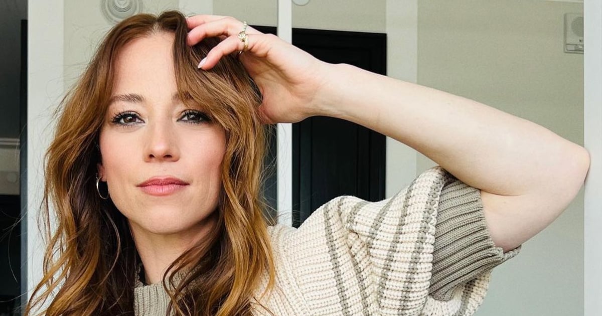 Karine Vanasse prend la pose avec un look révélateur - Monde de Stars