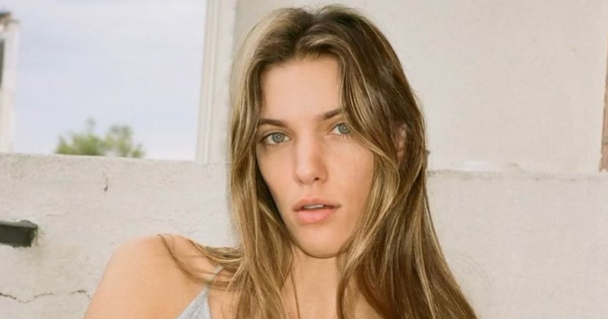 Charlotte Cardin prend la pose en maillot de bain sur la plage et elle ...