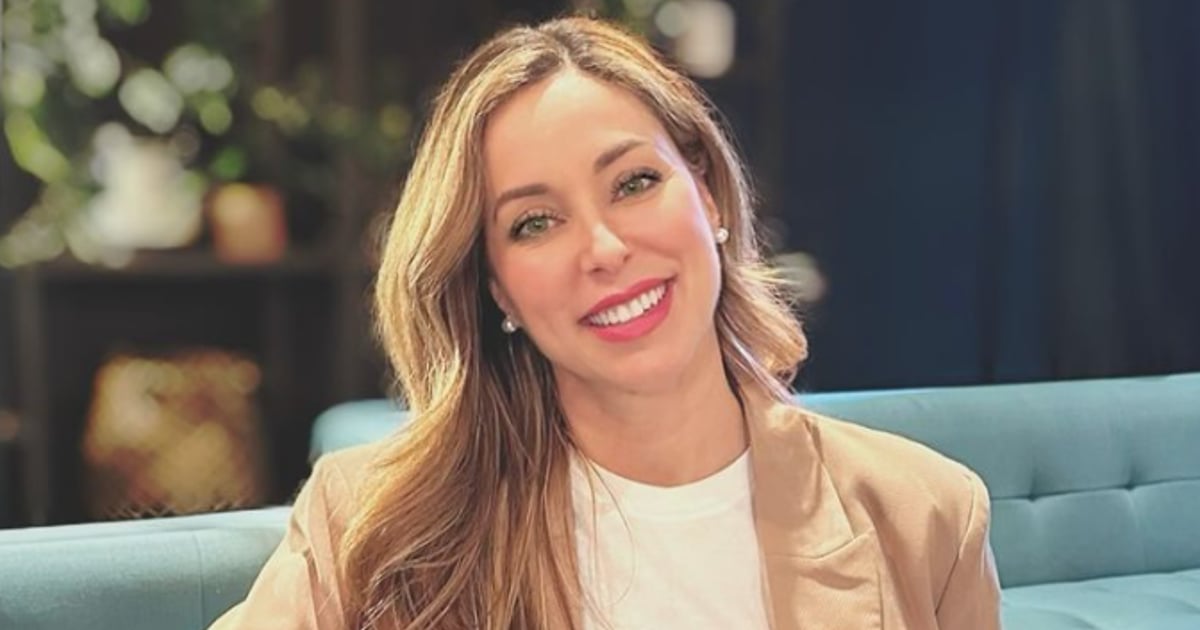 Anick Dumontet fait réagir avec une magnifique robe moulante en voyage ...