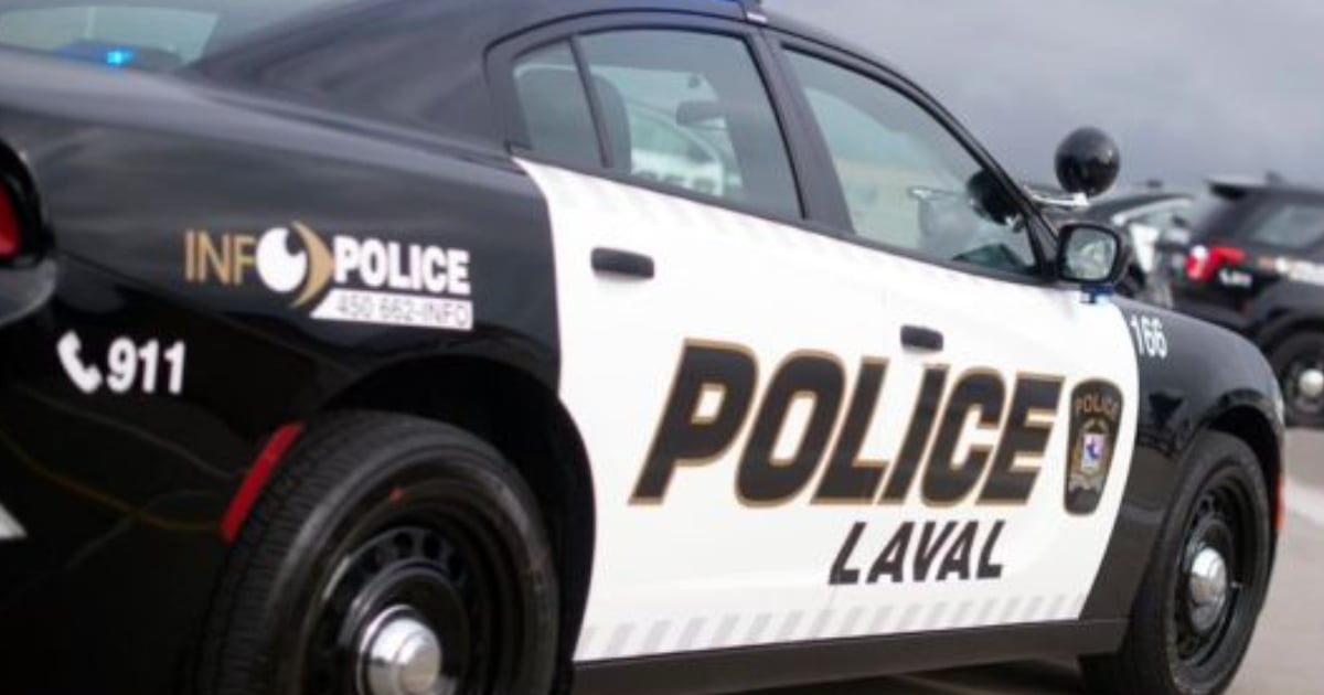 Intercepté par la police, un jeune homme se voit remettre une ...