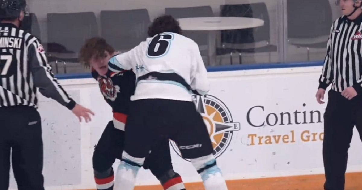 5'9 Oasiz Wiesblatt takes on 6'4 Ashton Cumby - HockeyFeed