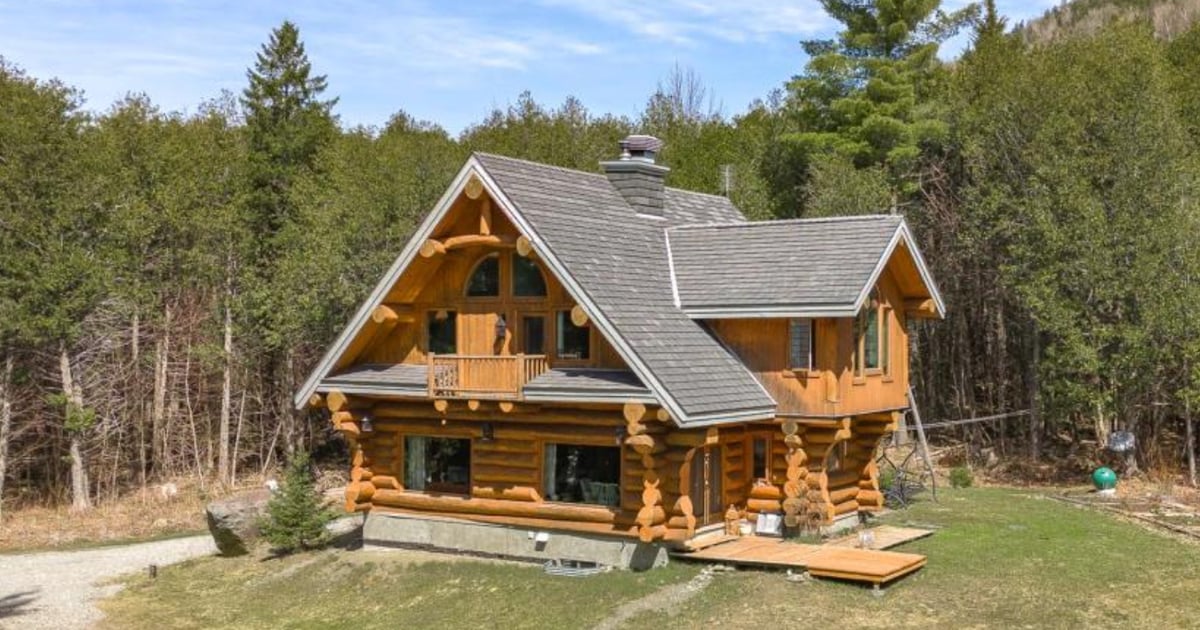 Coquet chalet de bois rond au coeur de la nature avec une vue ...