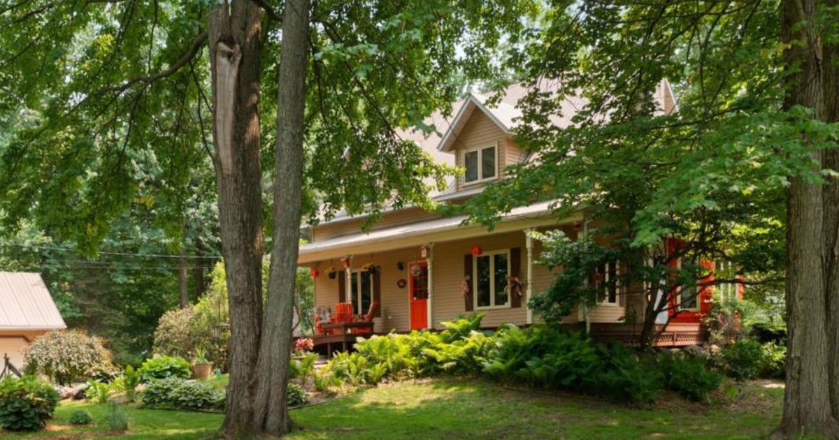 Jolie maison champêtre près de tous les services sise sur grand terrain ...