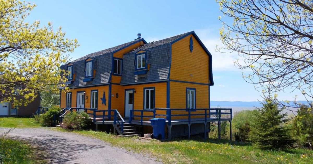 Chaleureuse maison québécoise avec vue sur le fleuve et sur le massif ...