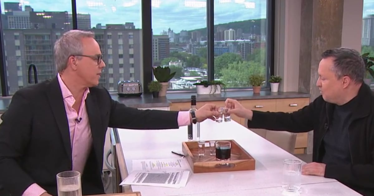 Gino Chouinard prend un shooter de vodka avec Mike Ward en ondes tôt le ...