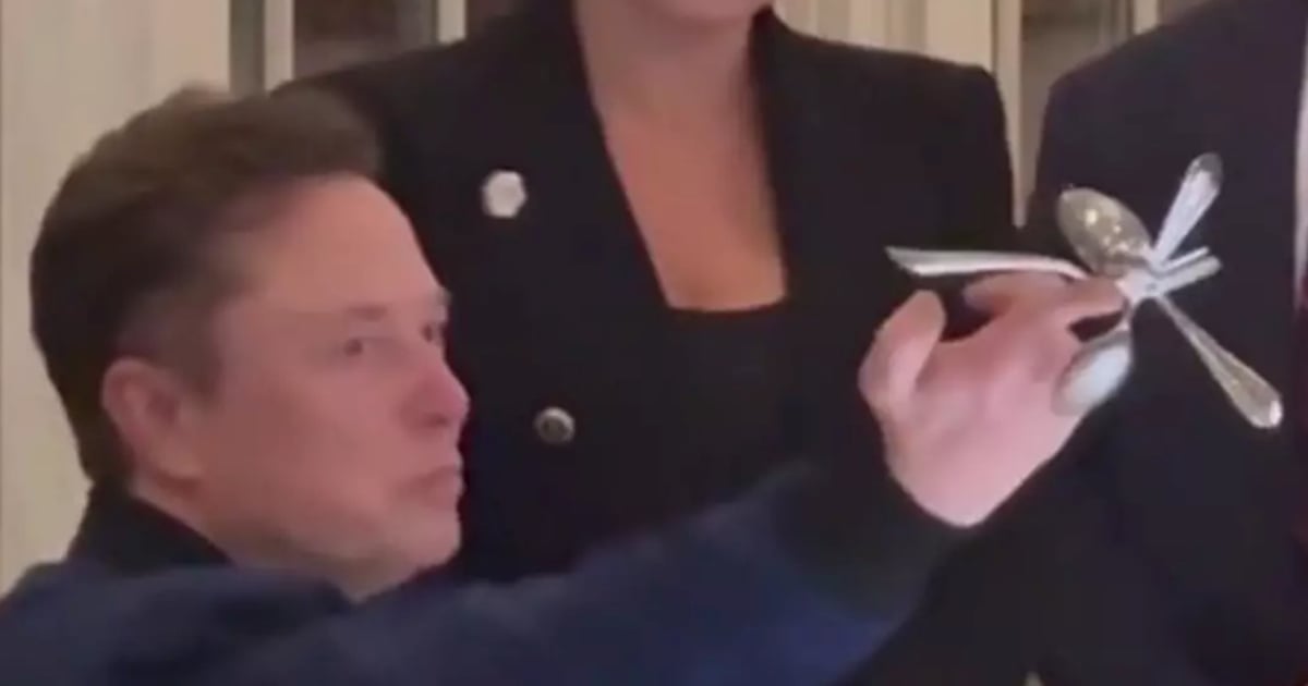 Elon Musk montre un comportement vraiment très bizarre à la table lors ...