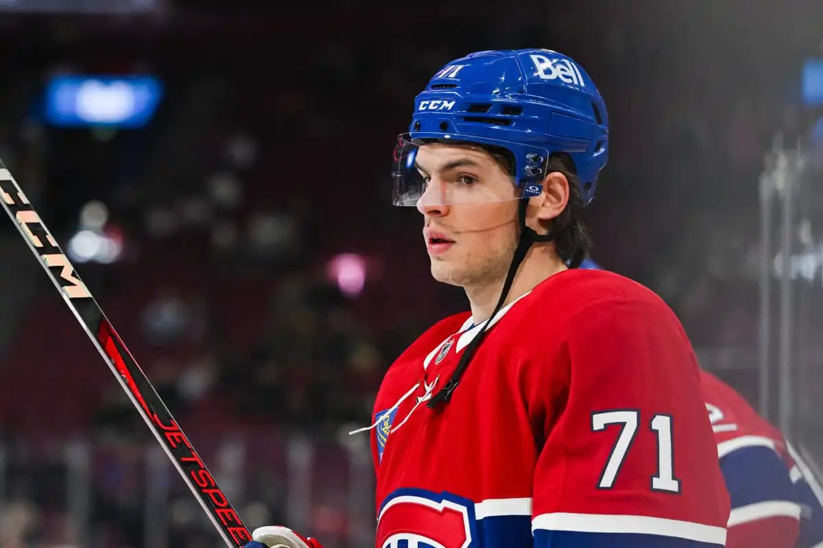 Les coéquipiers de Jake Evans ont célébré son nouveau contrat ...