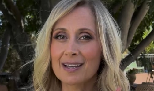 Lara Fabian prend la pose pour une occasion spéciale et elle est plus ...